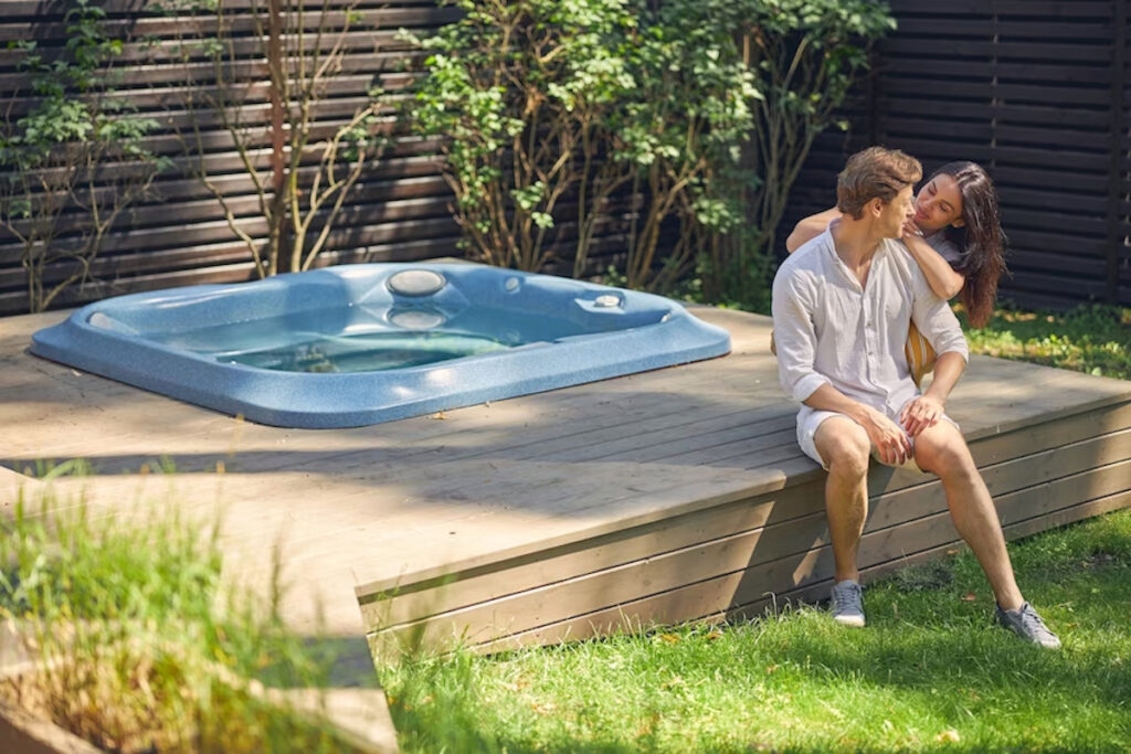 Créer une ambiance zen sur sa terrasse avec une combinaison d'un spa balnéo et d'éléments de jardin